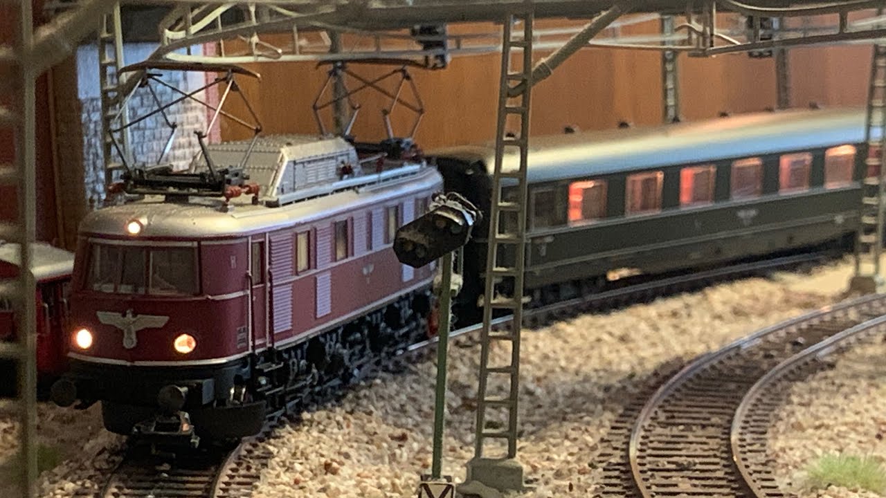 DRG E19 11 mit einem FD Zug im Abschnitt München - Nürnberg um 1940 ...