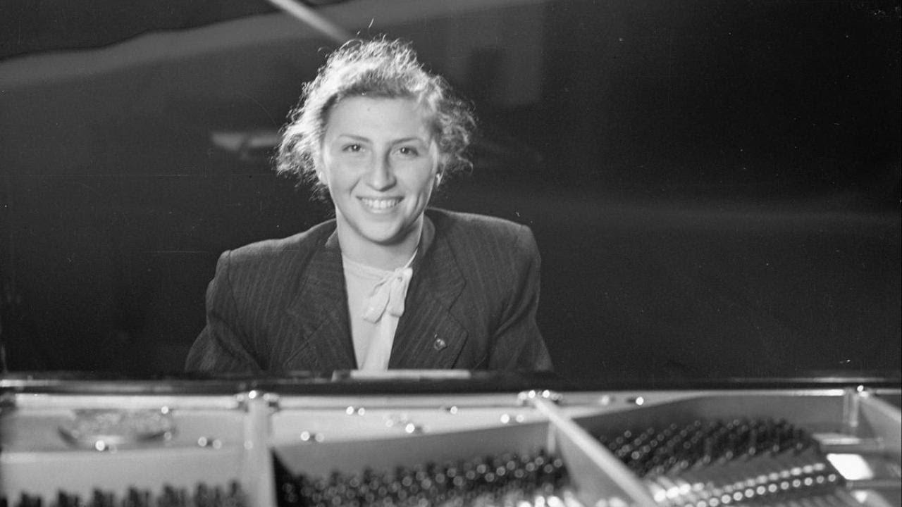 Bella Davidovich plays Mozart Piano Sonata no. 12, K.332 – live 1953 ...