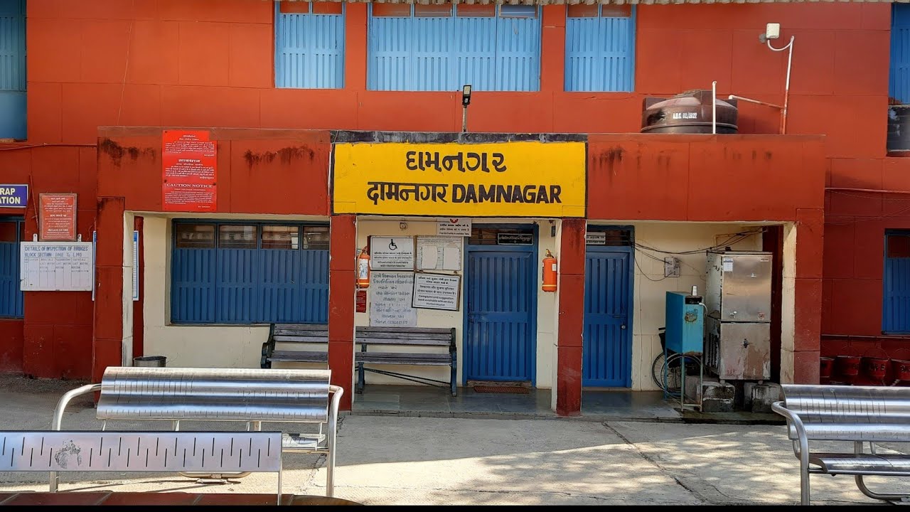 19206 BVC Express. Damnagar, Crowded Railway station & Town - YouTube