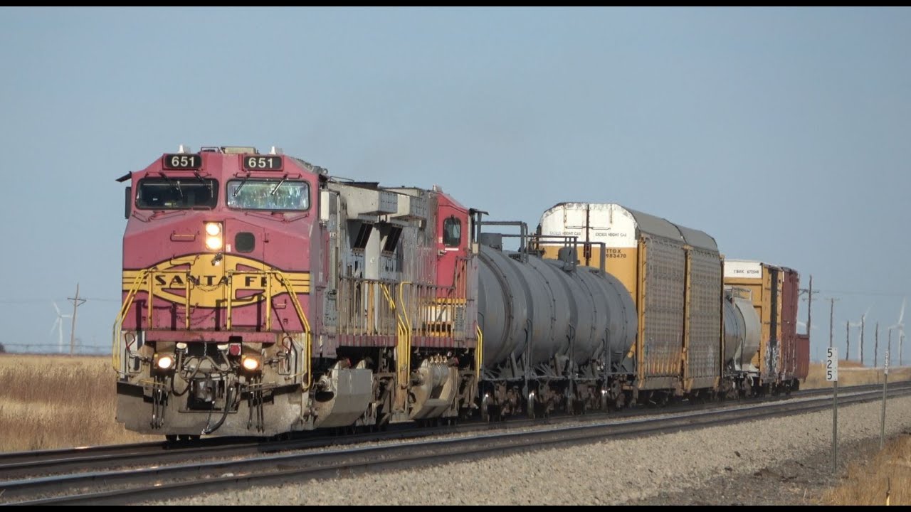 Santa Fe Warbonnet Duo 651 & 695 with RS3L - Lead BNSF L-KAN0341 (Pampa Local) - YouTube