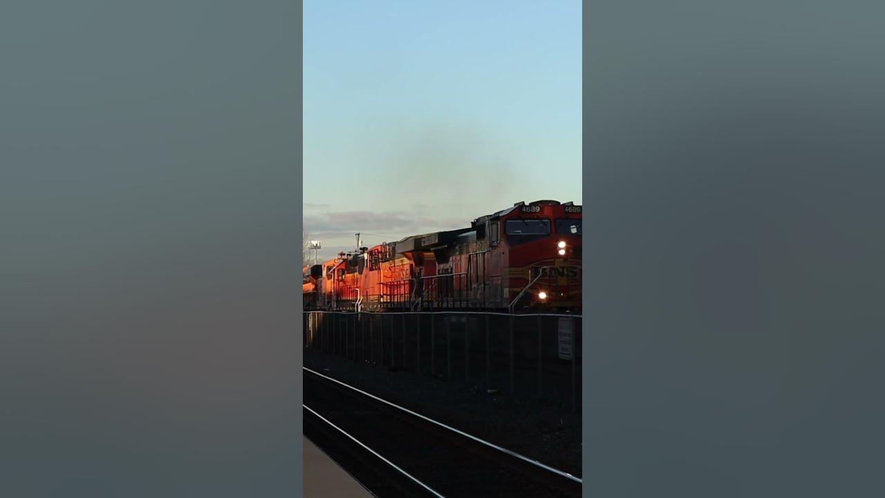 BNSF 4689 leads a S train pass Kent with a loud k5hl - YouTube