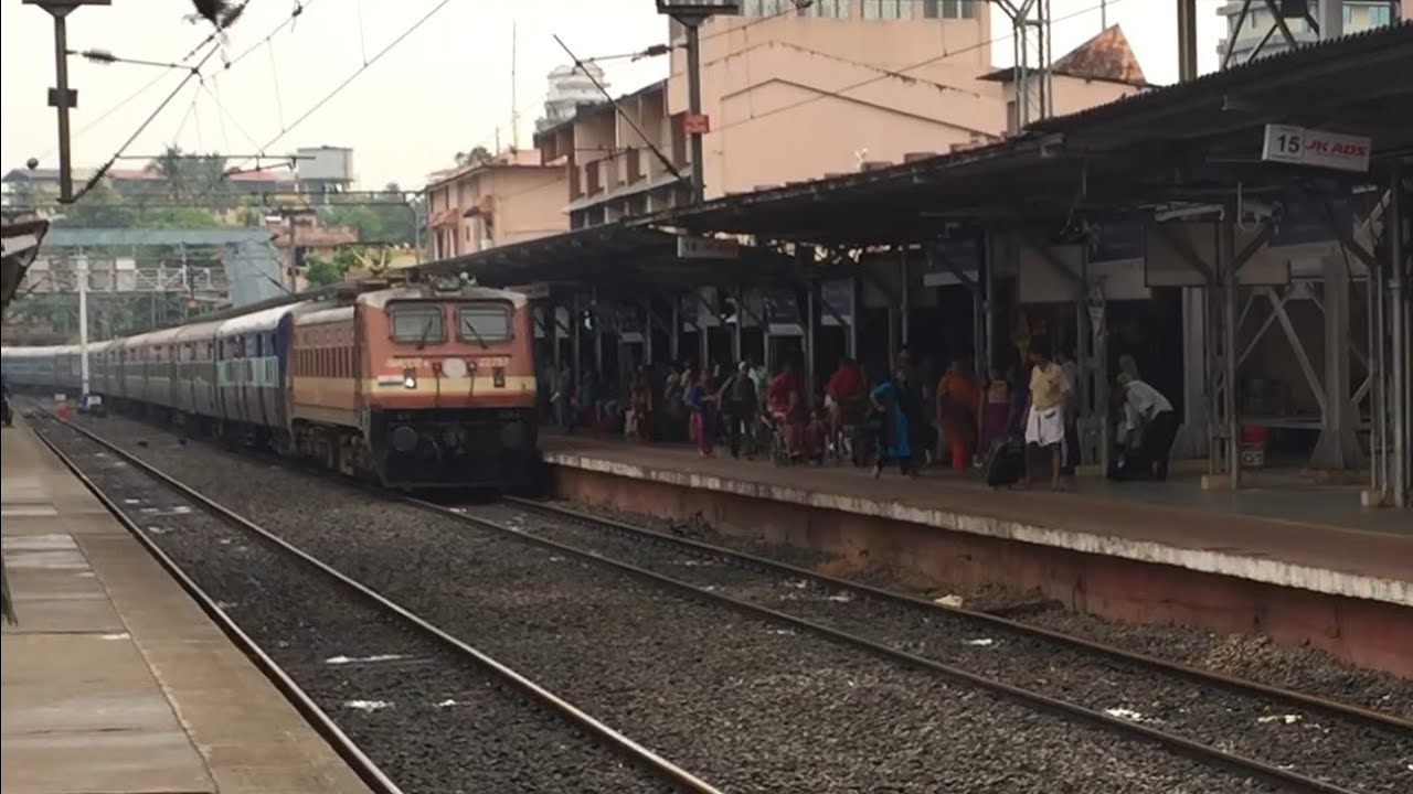 22639/MGR Chennai Central - Alappuzha ( Alleppey ) SF Express arriving ...