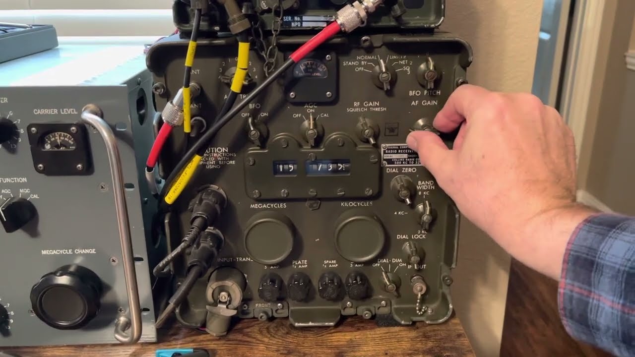 Collins R-392 military radio band scan and BBC - YouTube