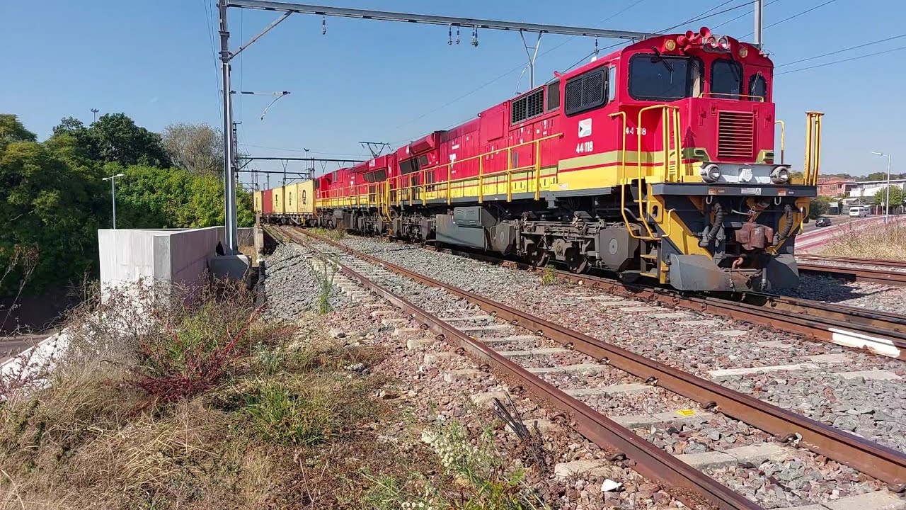 Transnet 44GEs depart with containers - YouTube