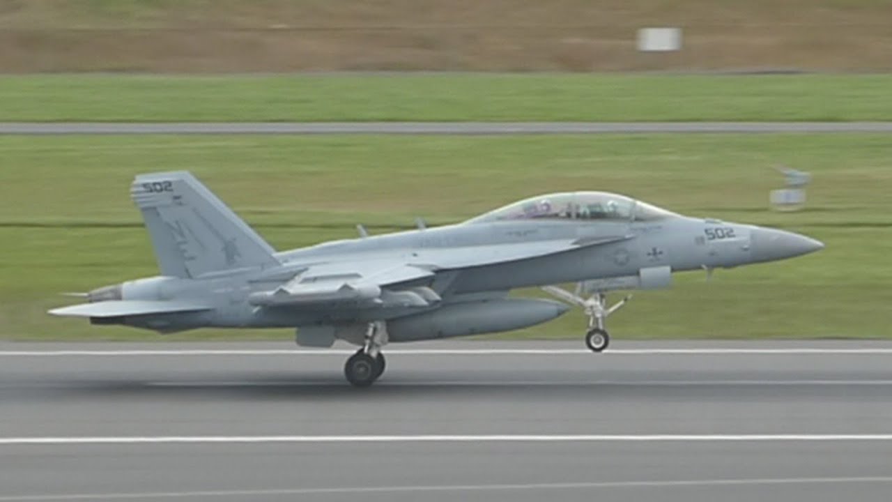 US Navy Boeing EA-18G Growler [166936] VAQ-136 "Gauntlets" Takeoff from ...