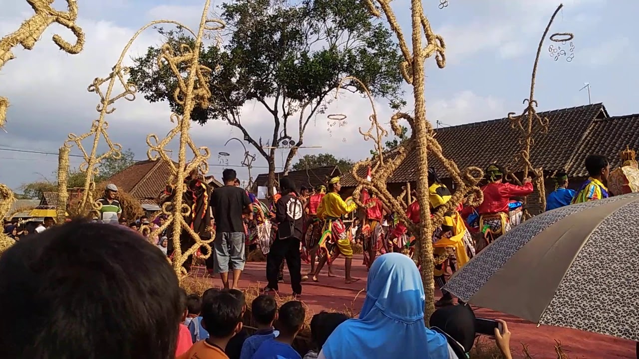 Kesenian jatilan - YouTube