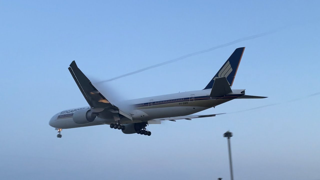 BEAUTIFUL Singapore Airlines Boeing 777-300ER (SQ322) Landing at London ...