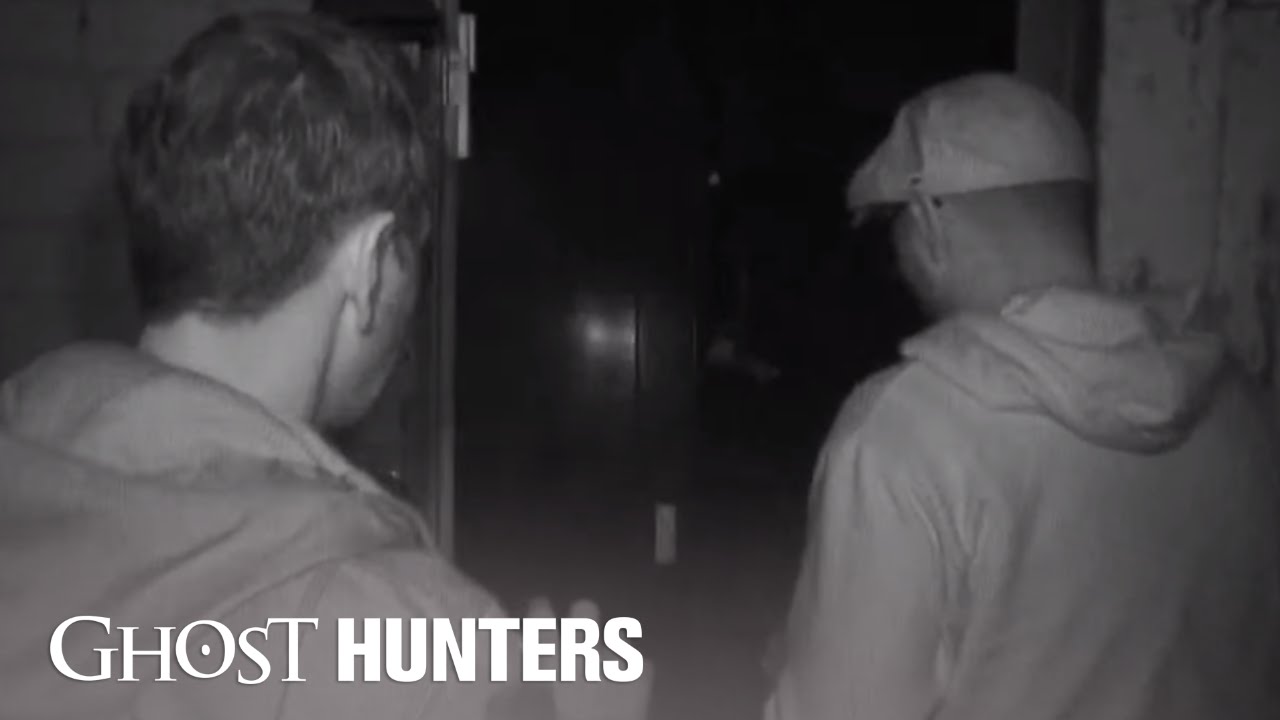 GHOST HUNTERS (Clips) | Without a Shadow of a Doubt | SYFY - YouTube