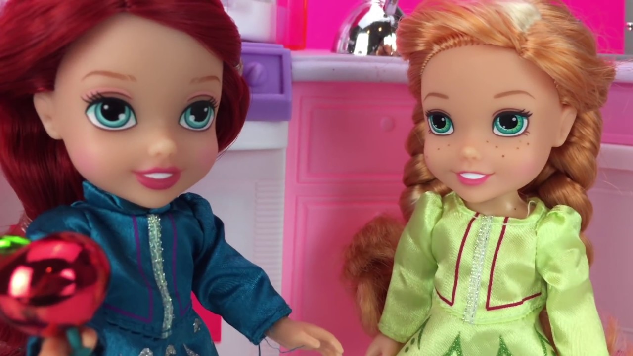 Frozen Elsa Toddler Gets a Fork in the Hand! With Frozen Anna Toddler ...