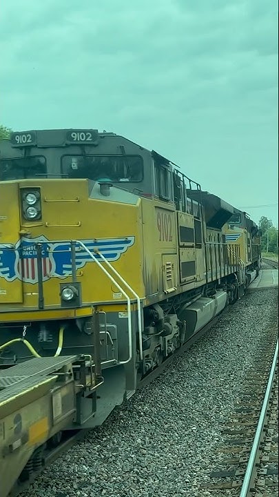 UP 6919 hauls ZLTG2 through college Ave 9/16/23 - YouTube