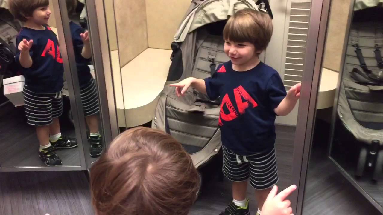 Counting little guy in the mirrors - YouTube