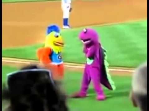 La mejor pelea de botargas con baile incluido - YouTube