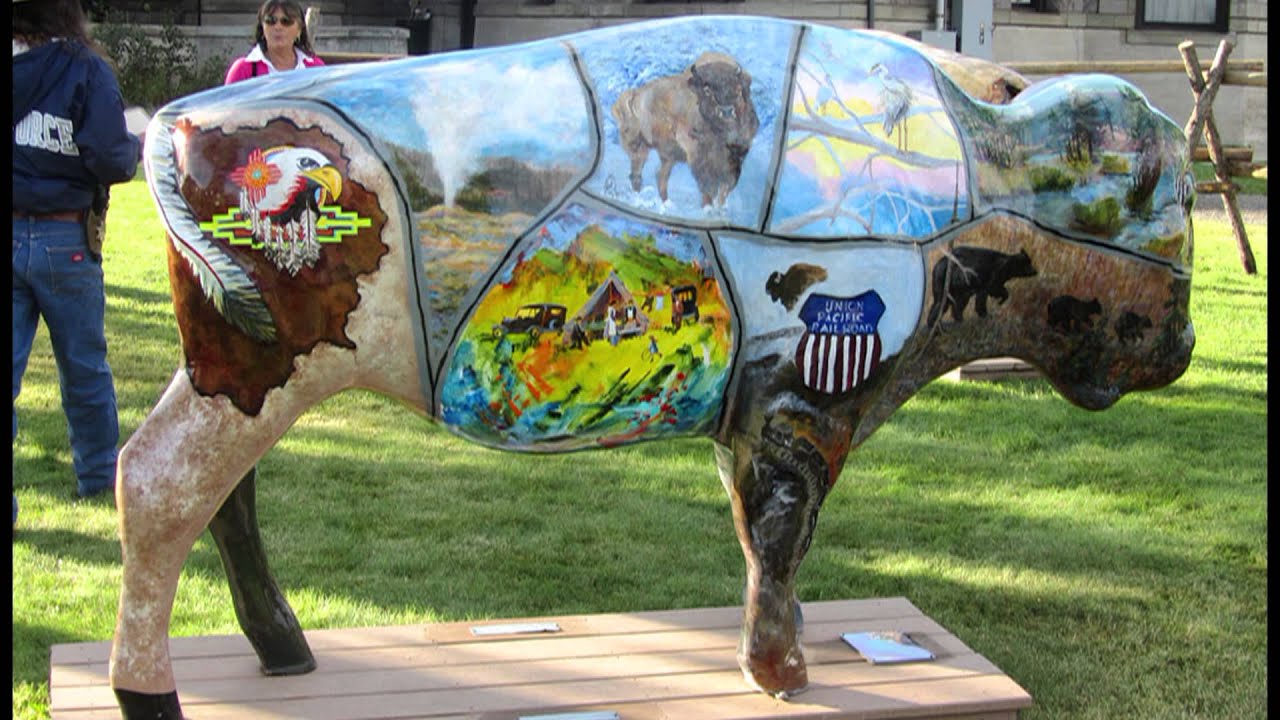 Old Snaggletooth Bear and the painted Bison at the Yellowstone Museum ...