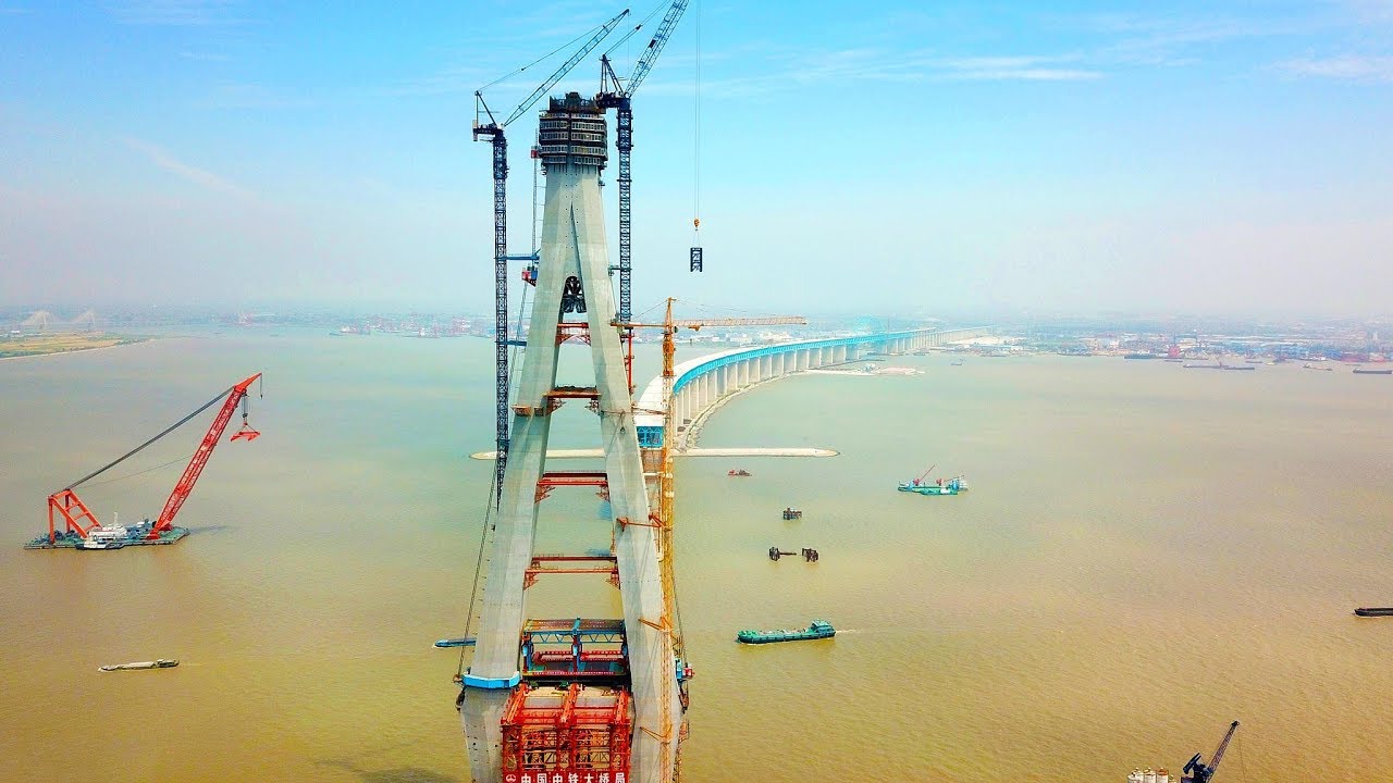First pylon in place for Shanghai-Nantong Yangtze River Bridge - YouTube
