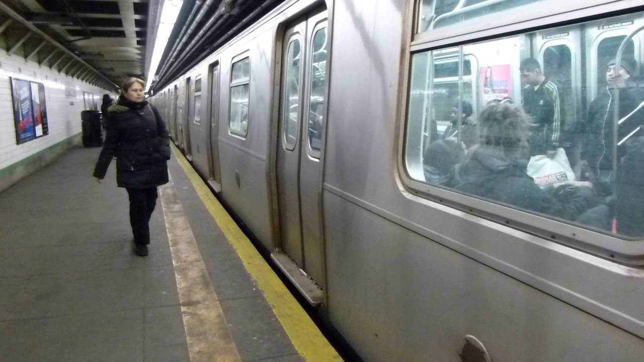 IND 6th Ave Line: R160A-2 F Train at 23rd St-6th Ave (Queens Bound ...