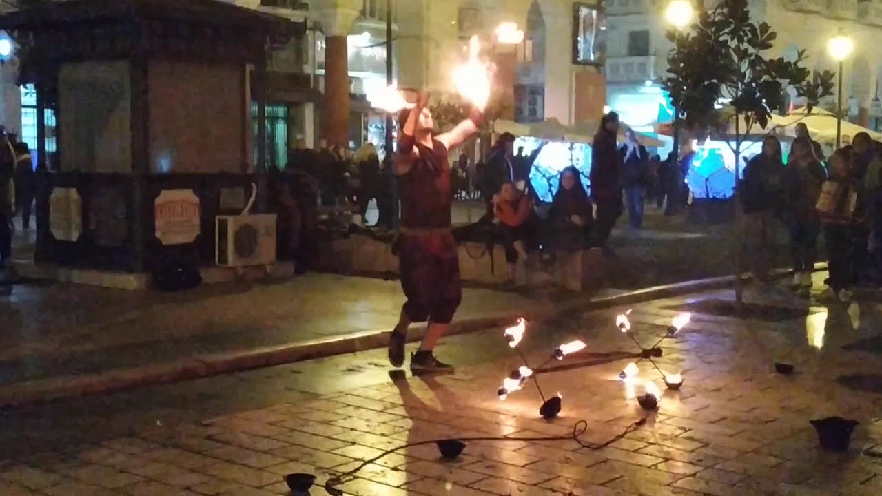 Παίζοντας με τις φλόγες Πλατεία Αριστοτέλους Χριστουγεννιατικη ...