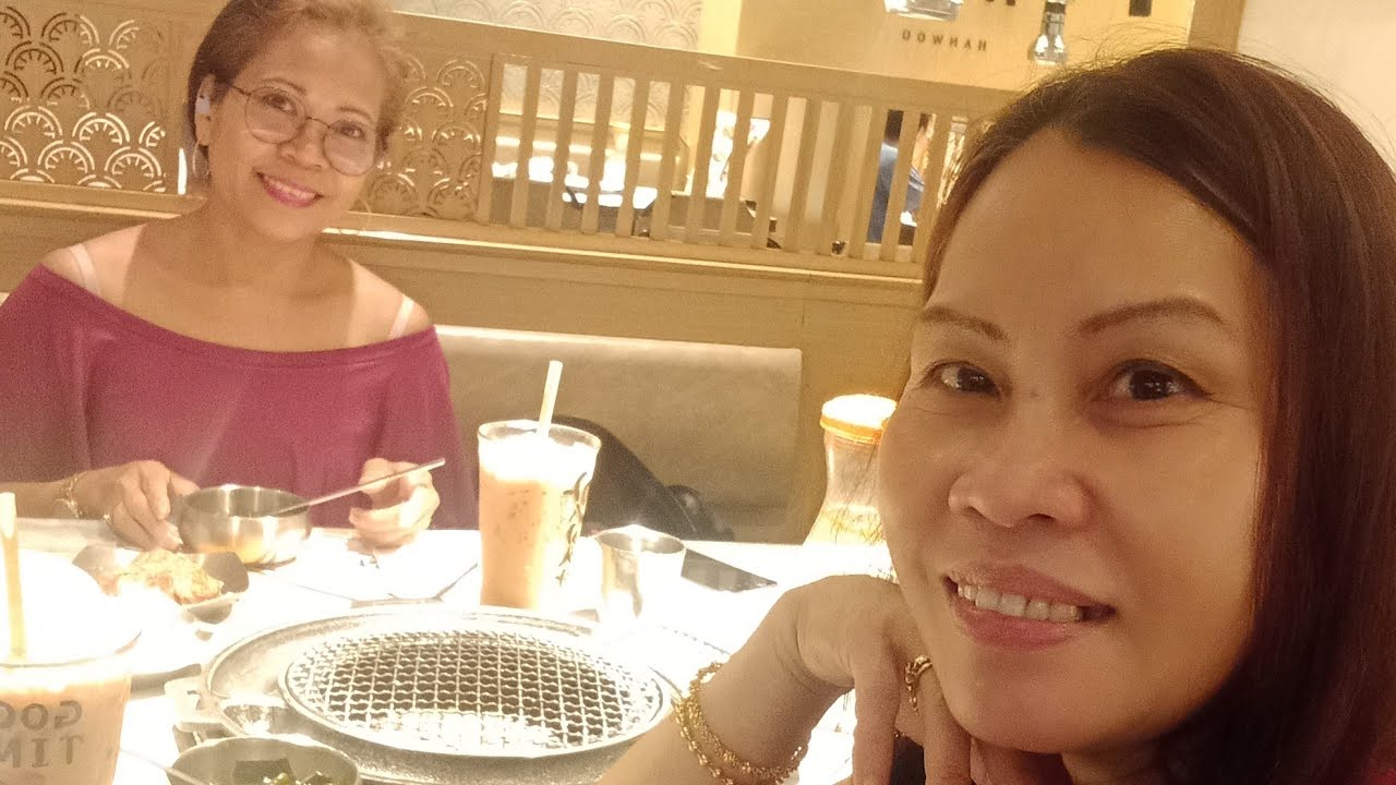 eating our lunch with sis HK😋 - YouTube