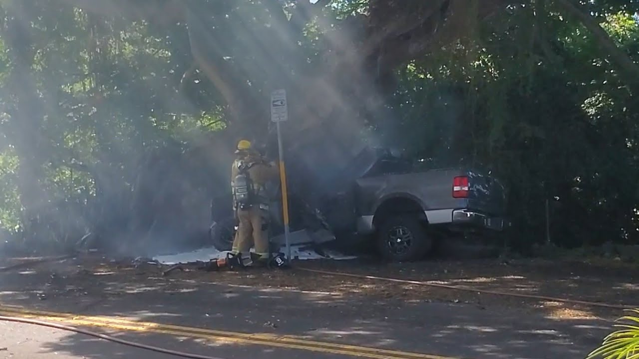 Accident at Napoopoo road. How First Responders team rescued the victim ...