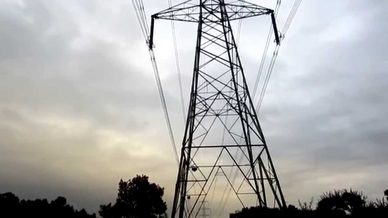 Electricity pylons crackling, 23/Sep/14. - YouTube