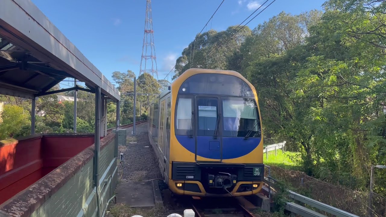 NSW TrainLink Oscar H39/H27 Arrives at Artarmon Railway Station - YouTube