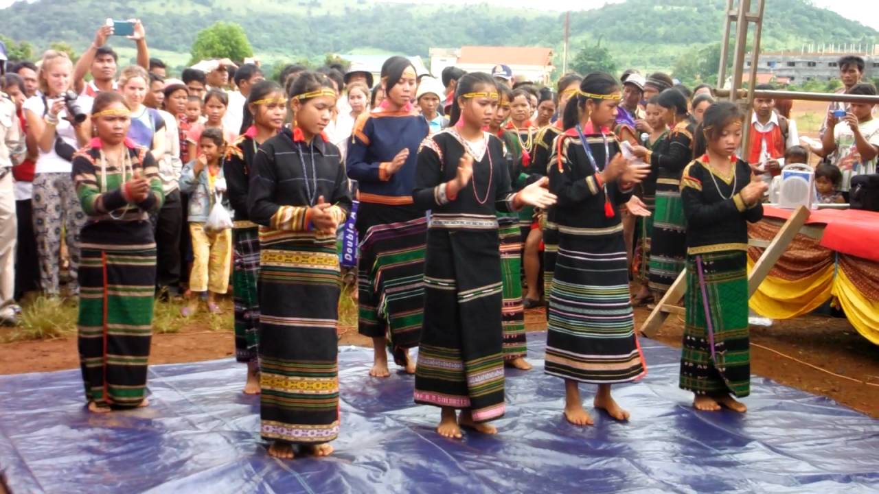 Bunong dance during Indigenous day in Mondulkiri - YouTube