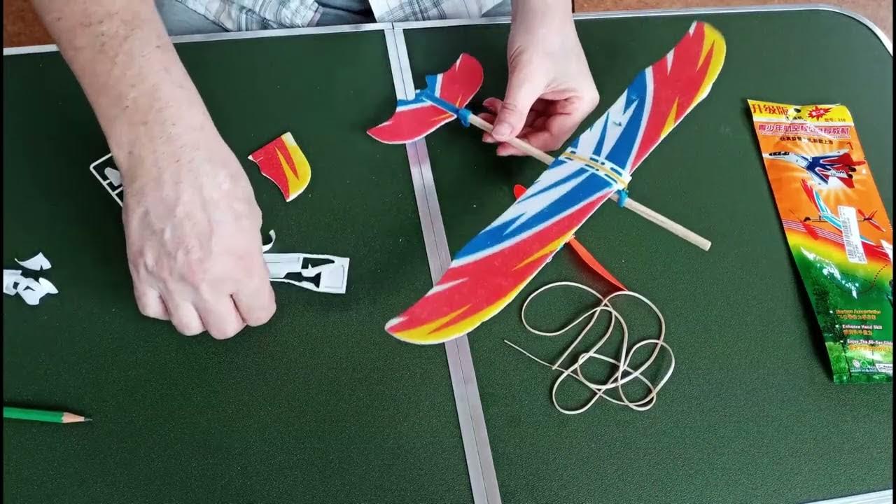 Распаковка сборка и полет самолета на резиномоторе. - YouTube