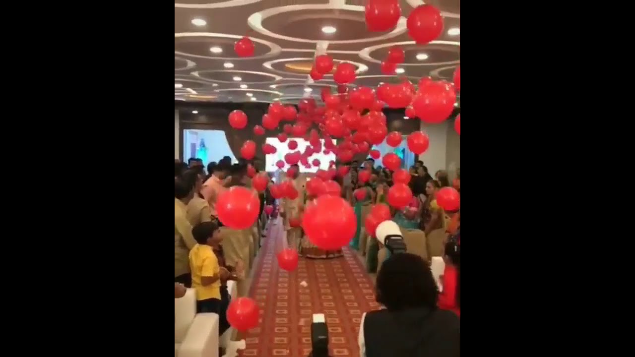 WALKING BALLOON ENTRY Balloon Blast Entry by Bride Groom Entry Wedding ...