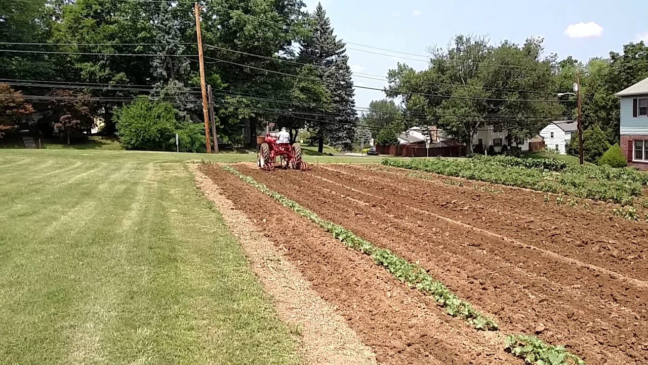 Farmall Super AV International - YouTube