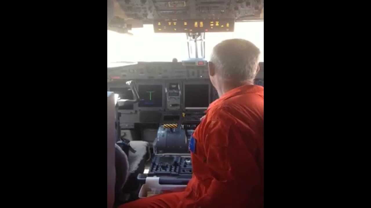 APU start DASH 8 Q400 - YouTube