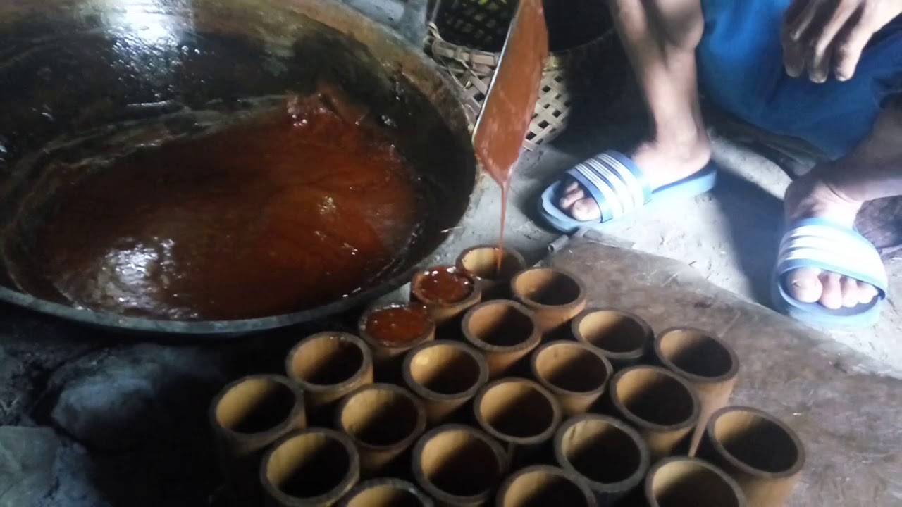 Begini proses penuangan gula merah kedalam cetakan... - YouTube