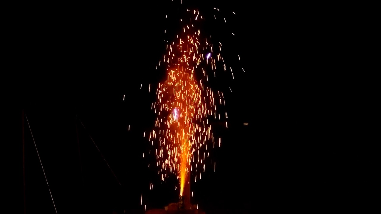 Diamonds & Pearl Fountain - Black Cat Fireworks - YouTube