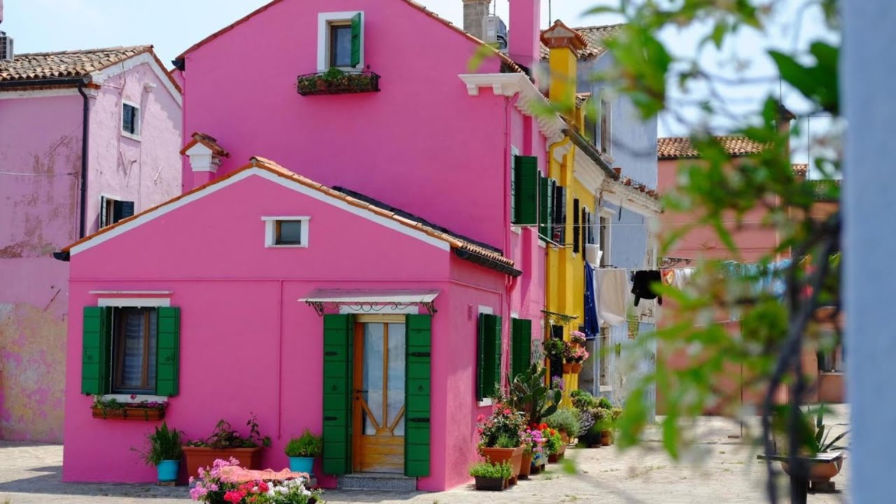 Night Galleria holiday home - bed & art in Burano - the pink house ...