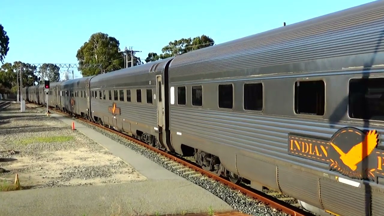 At EAST PERTH Terminal, Sat 5 November 2022. With NR25 on the empty ...