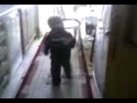 1 Yaşındaki çocuk döktürüyor izlemelisin