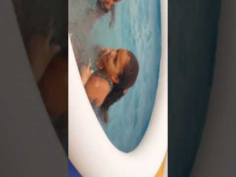 Tomando banho de piscina na casa da amiga da minha mãe com minha prima e minha amiga 😘