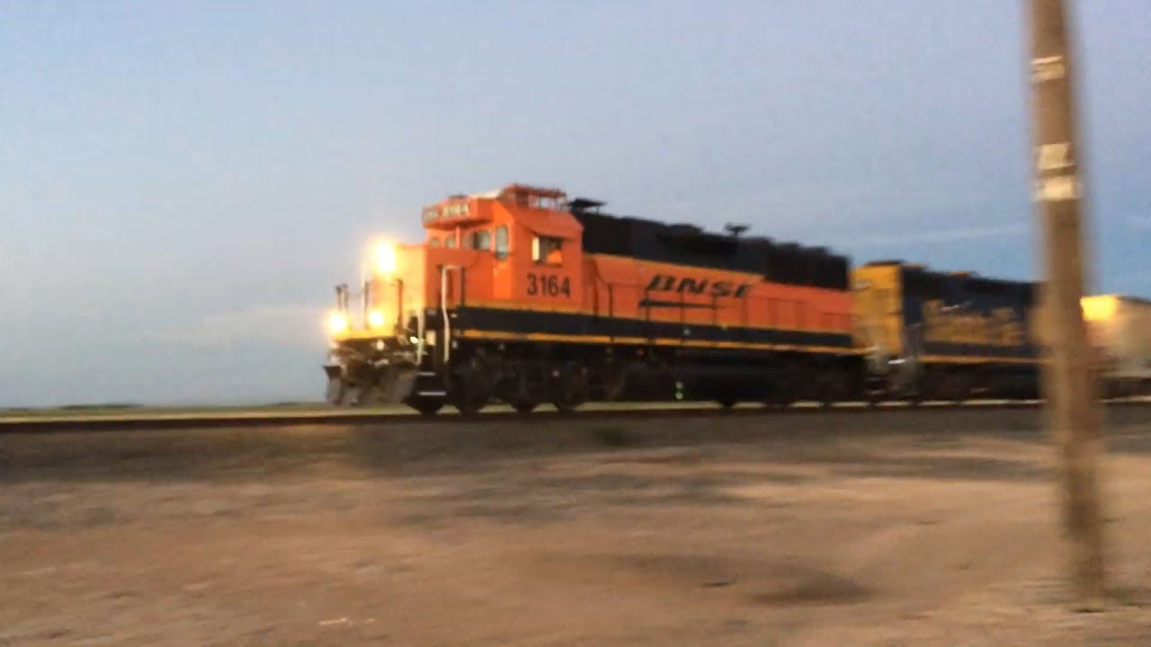 Racing Under the Sunset of West Texas! BNSF 3164 Leads Home the Local! - YouTube