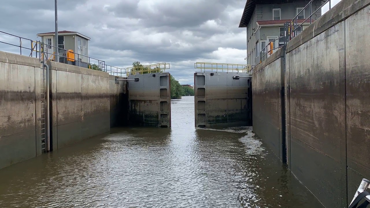 Troy Federal Lock doors closing on the Hudson River (Troy, NY) - YouTube