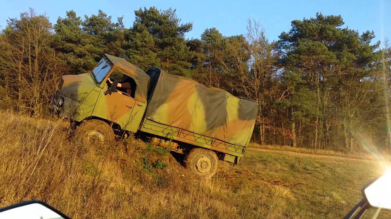 Quand un Simca Marmon tente de franchir un monticule... - YouTube