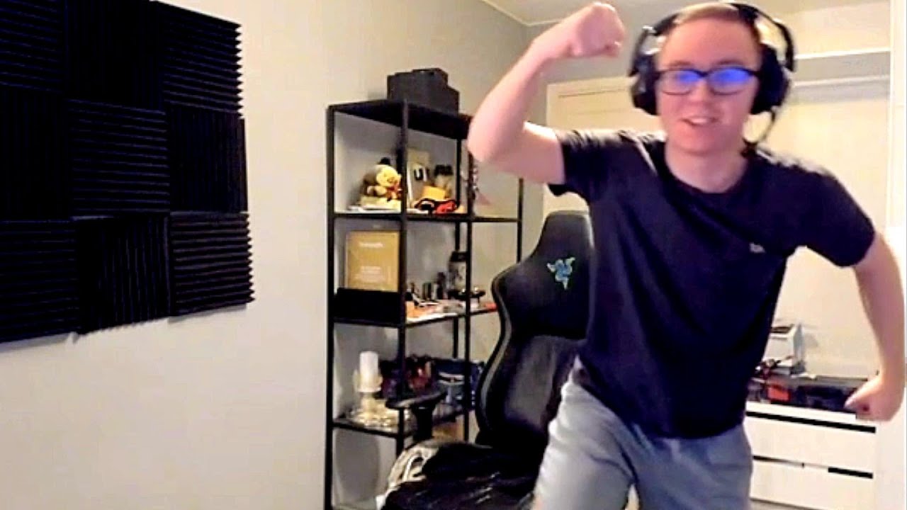 BausFFS Doing The Malphite Dance - YouTube