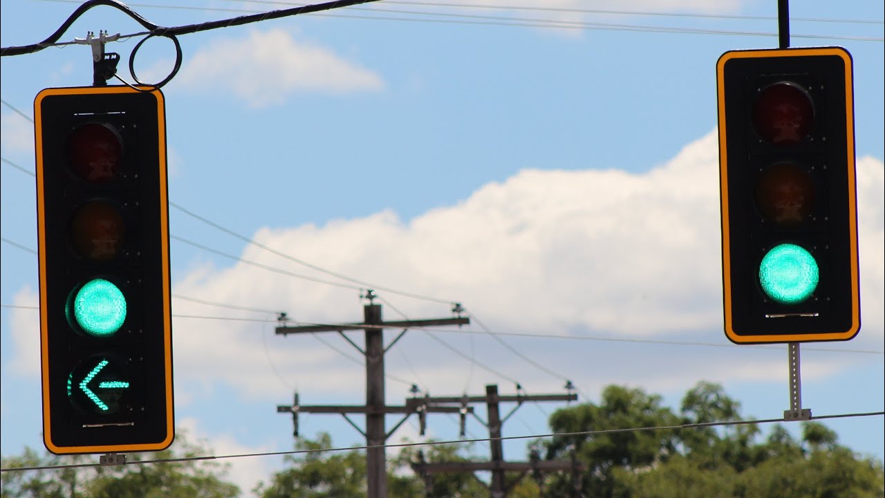 Eagle Durasig (MoboTrex) traffic signals - Haslett, Michigan - YouTube