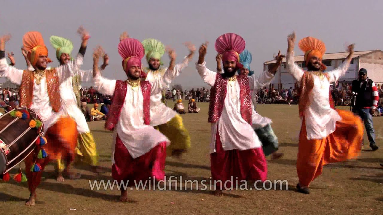 Popular Punjabi dance Bhangara performed at Kila Raipur - YouTube