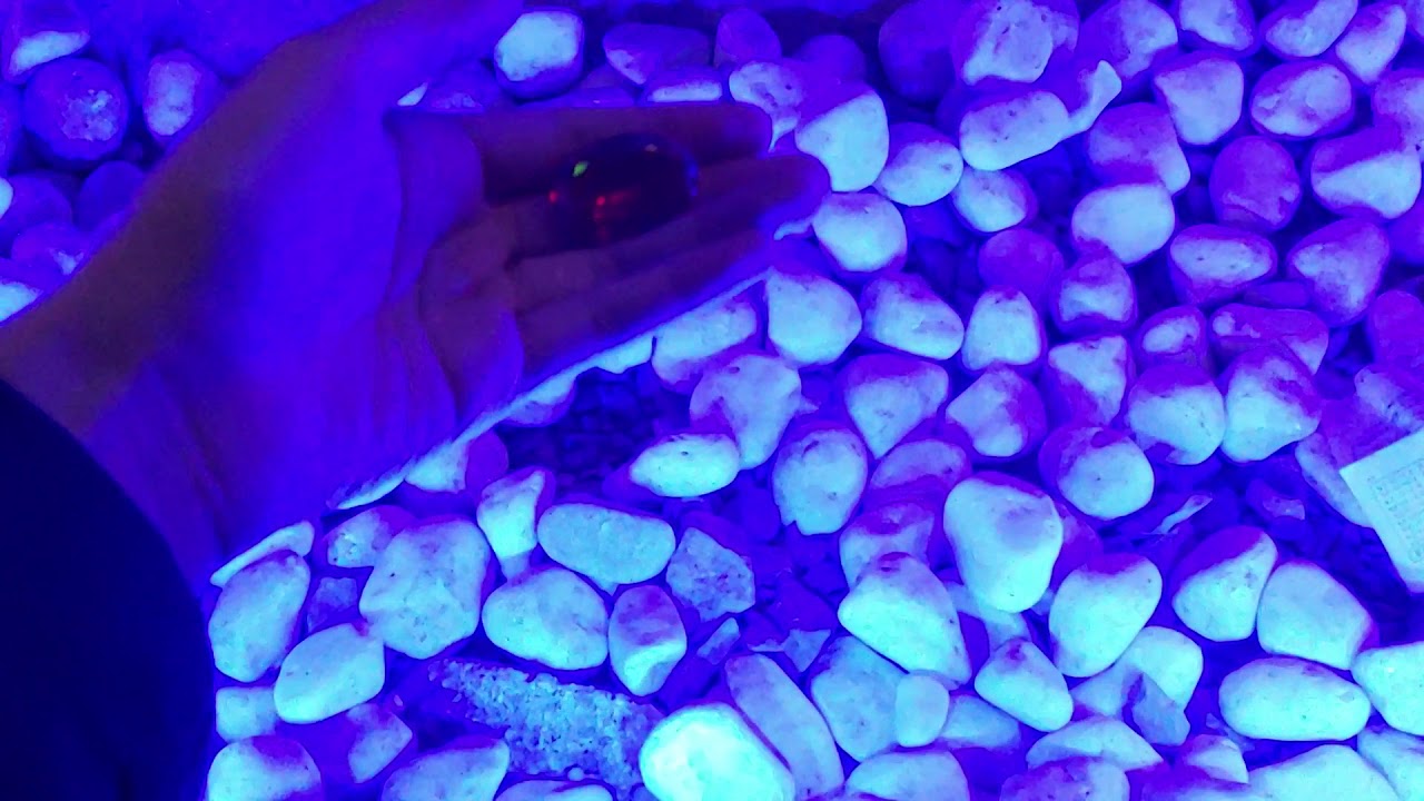 합성 루비의 형광반응 Fluorescent of Syn.Ruby - YouTube