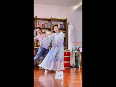 Enjoy the beautiful and elegant traditional Chinese #dance - YouTube