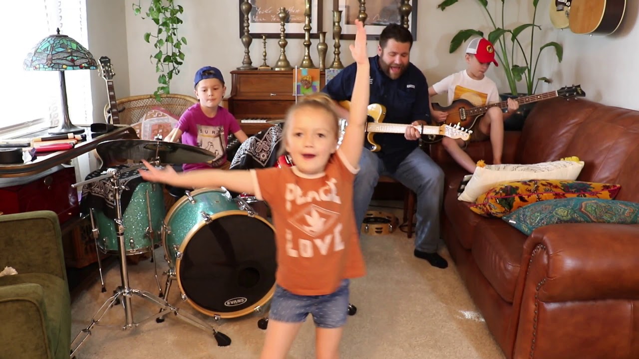 Colt Clark and the Quarantine Kids play "Dancing in the Moonlight ...