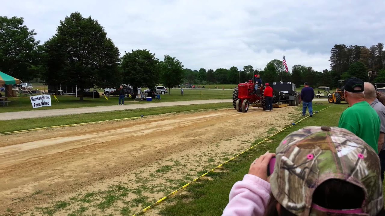 Farmall M V8 - YouTube