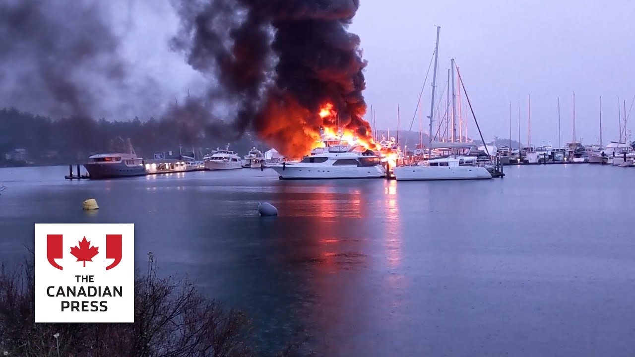 Video shows B.C. fire that fire sank three yachts worth millions - YouTube