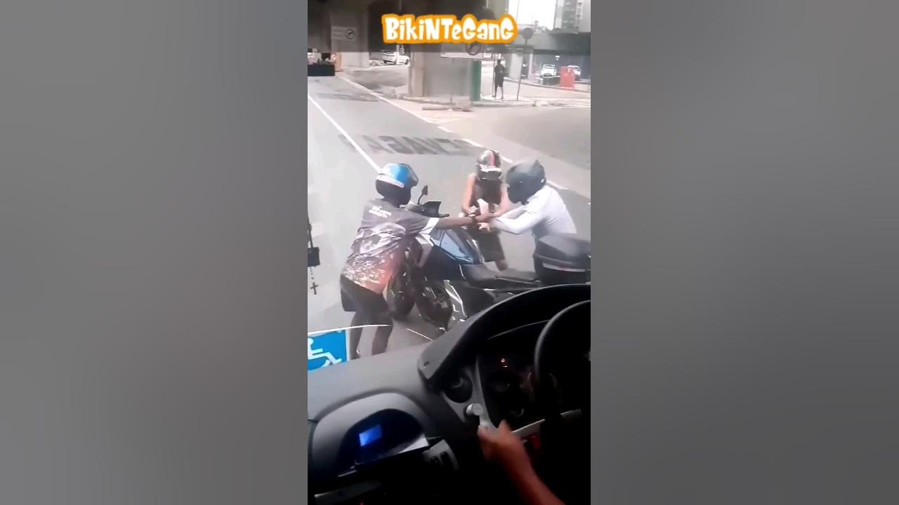 Aksi Heroik Sopir Bus Gagalkan Pembegalan Youtube