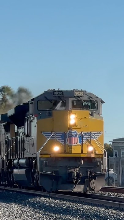 UP 9028 Passes by with a WEIRD INPOA - YouTube