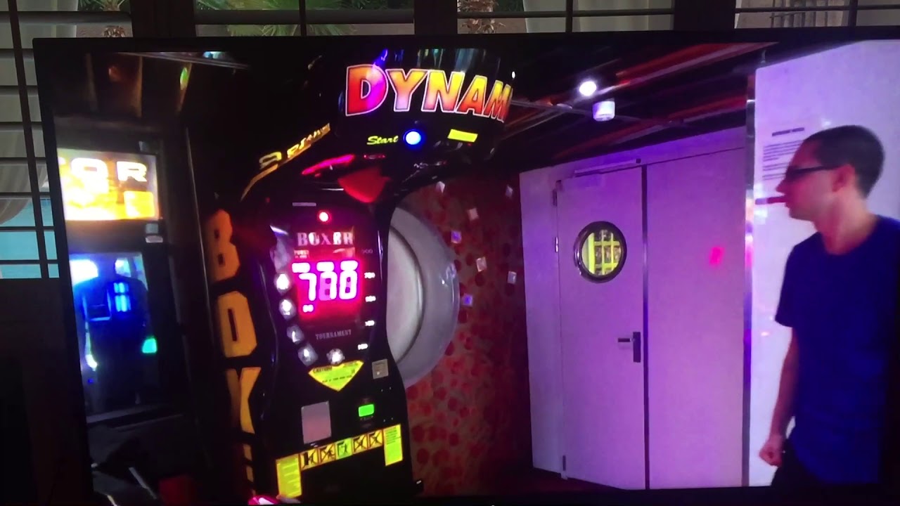 Errol scores 1 on arcade punch machine - YouTube