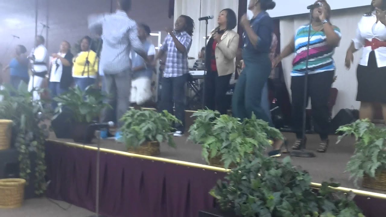 Jamar Esaw and Triad 4 Christ sings "Majesty" - YouTube
